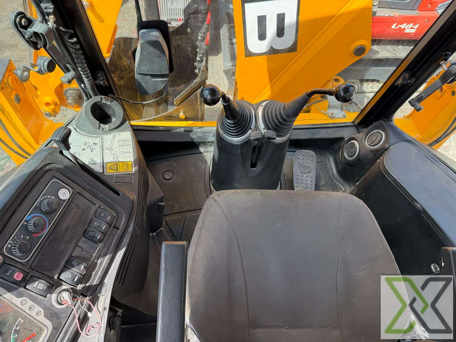 "2016 JCB 4CX Backhoe Loader - High Performance & Durability"